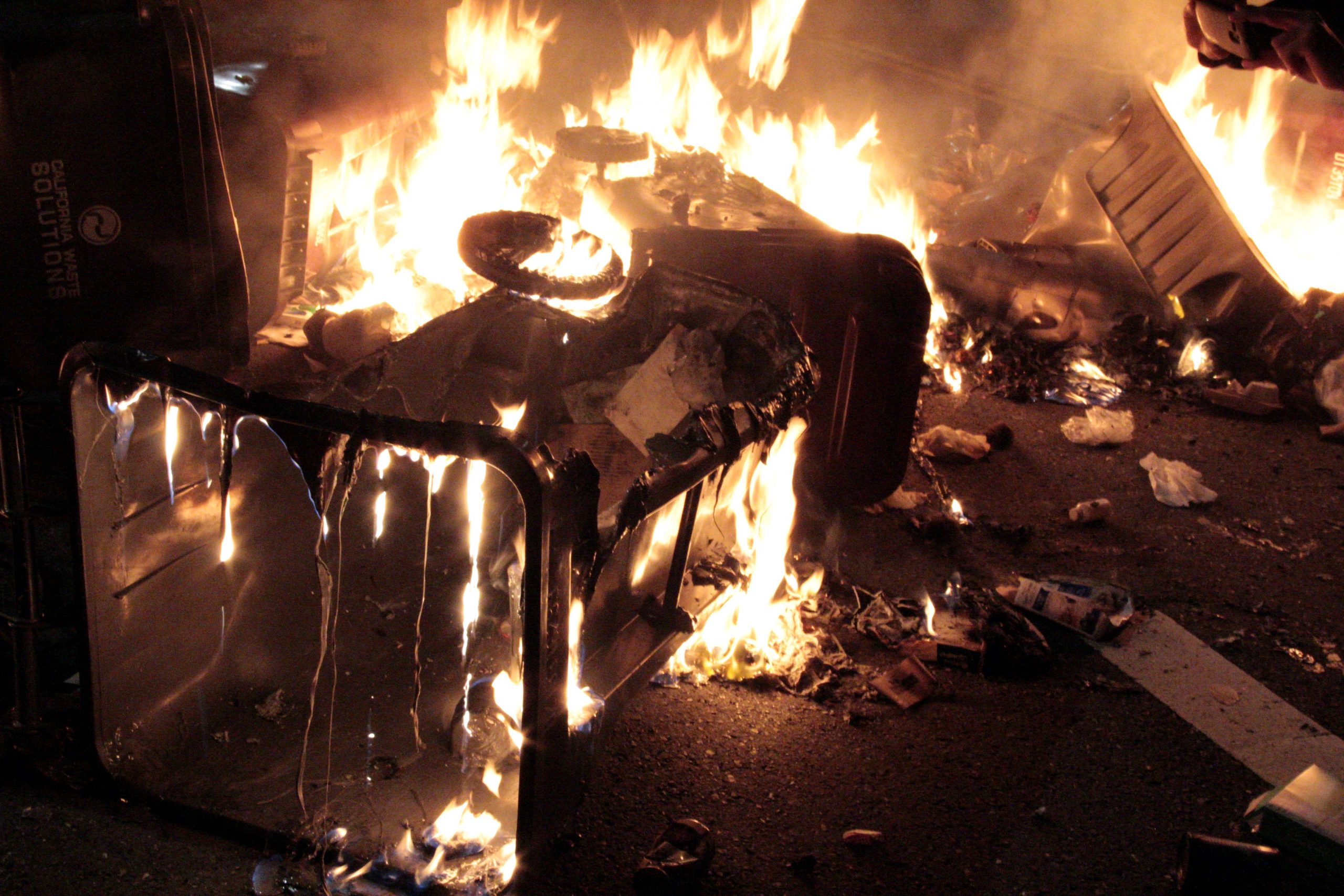 oakland-protest-war-on-trash-cans | It's Going Down